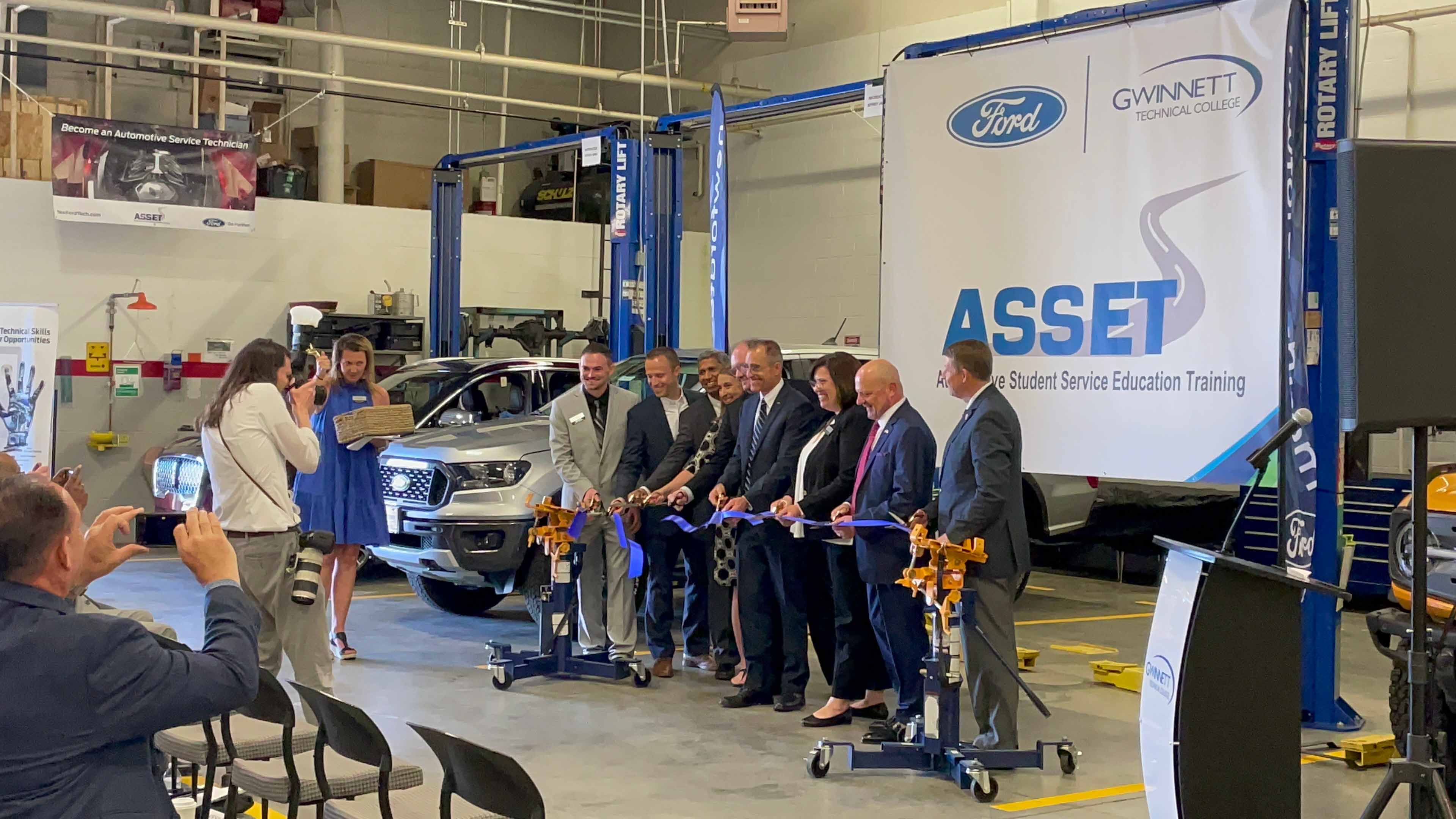 FORD LAUNCHES TECHNICIAN TRAINING PROGRAMS IN THREE NEW LOCATIONS ...